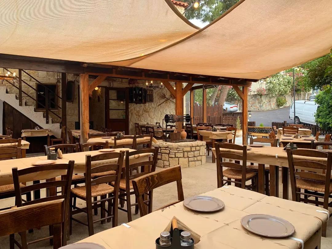 Koukounari: Traditional meze restaurant with live music - Discover Crete